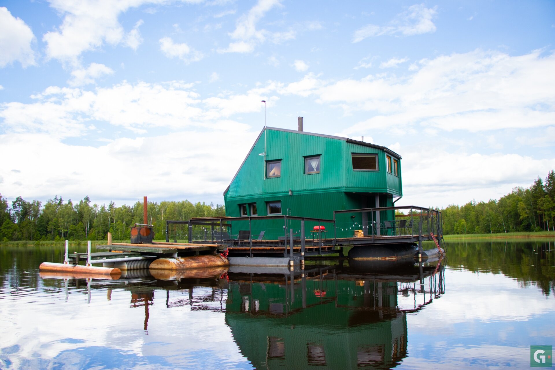 Visitgulbene | Peldošā viesu māja Mustera ezerā