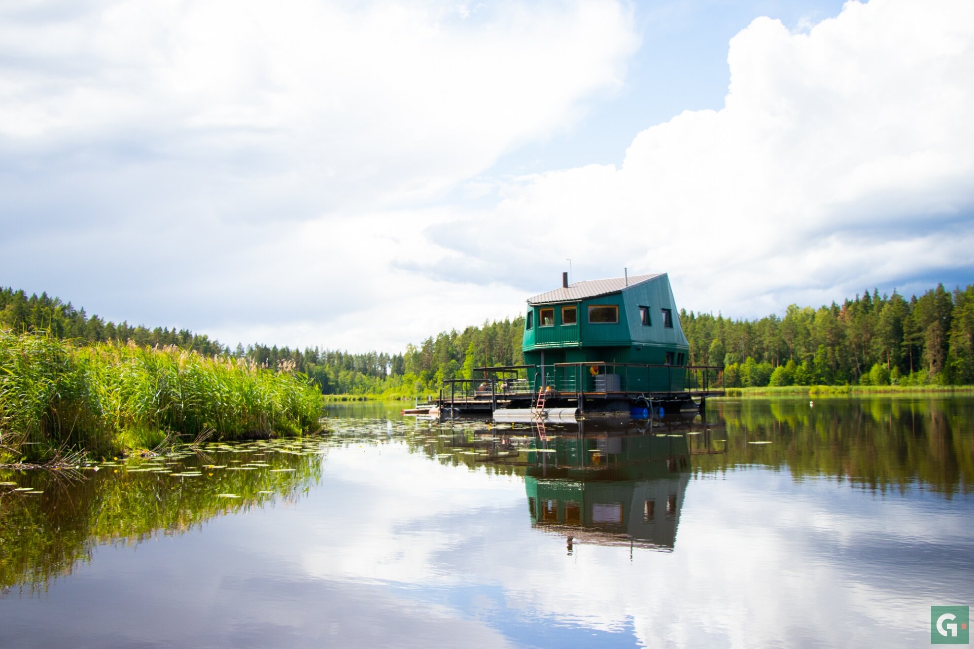 Visitgulbene | Peldošā viesu māja Mustera ezerā