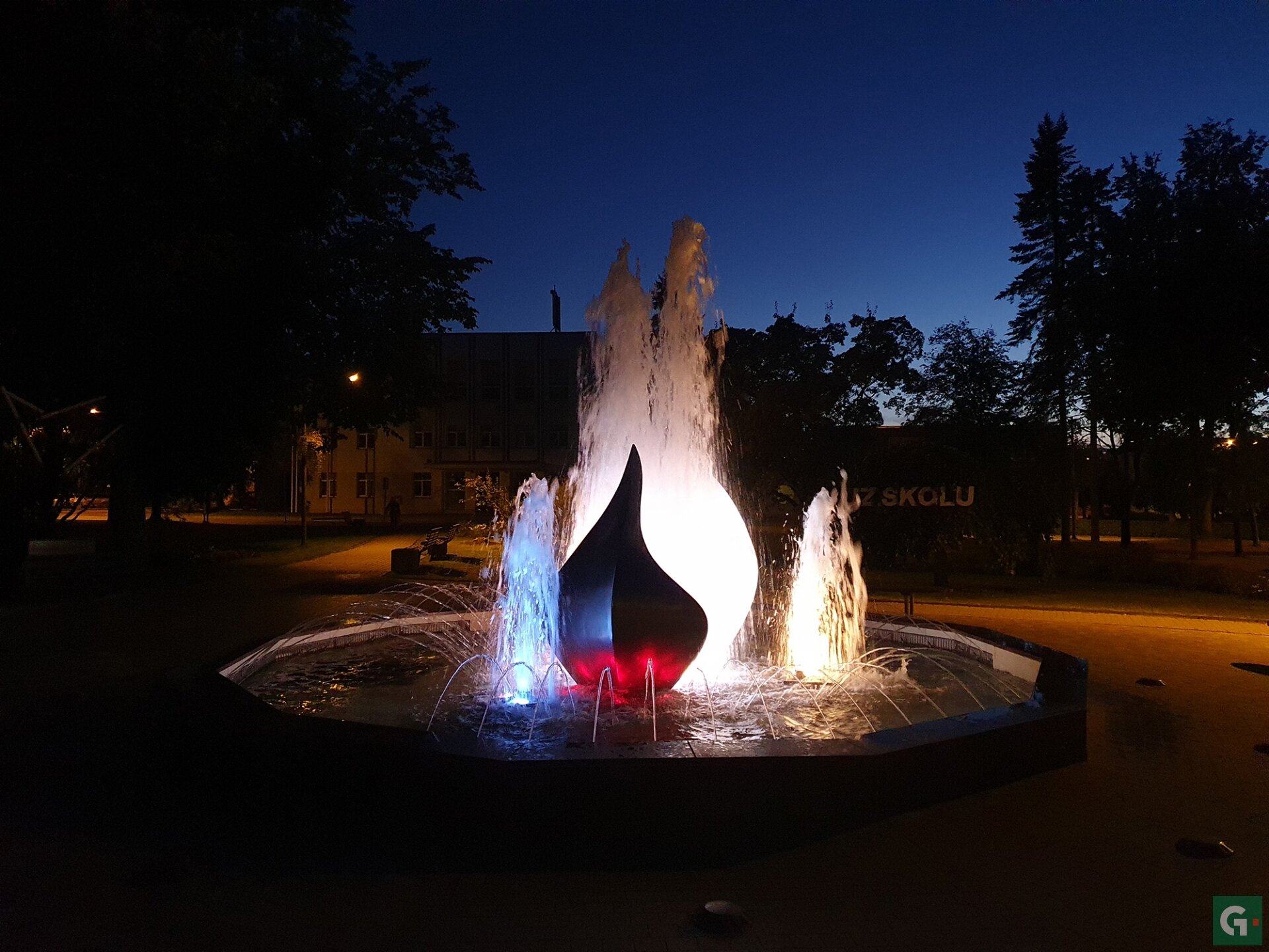 Visitgulbene | Centrālais skvērs ar strūklaku “Pakur, pakur….”